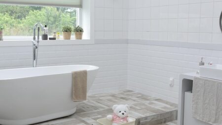 Cuánto cuesta alicatar un baño: precio m² en 2026
